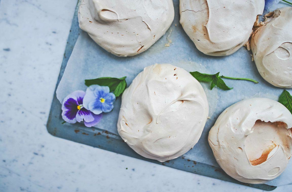 Bezy domowe z białek - przepis krok po kroku | Garneczki.pl - blog