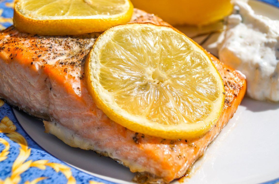 Łosoś pieczony w folii z koperkiem i cytryną - przepis | Garneczki.pl ...
